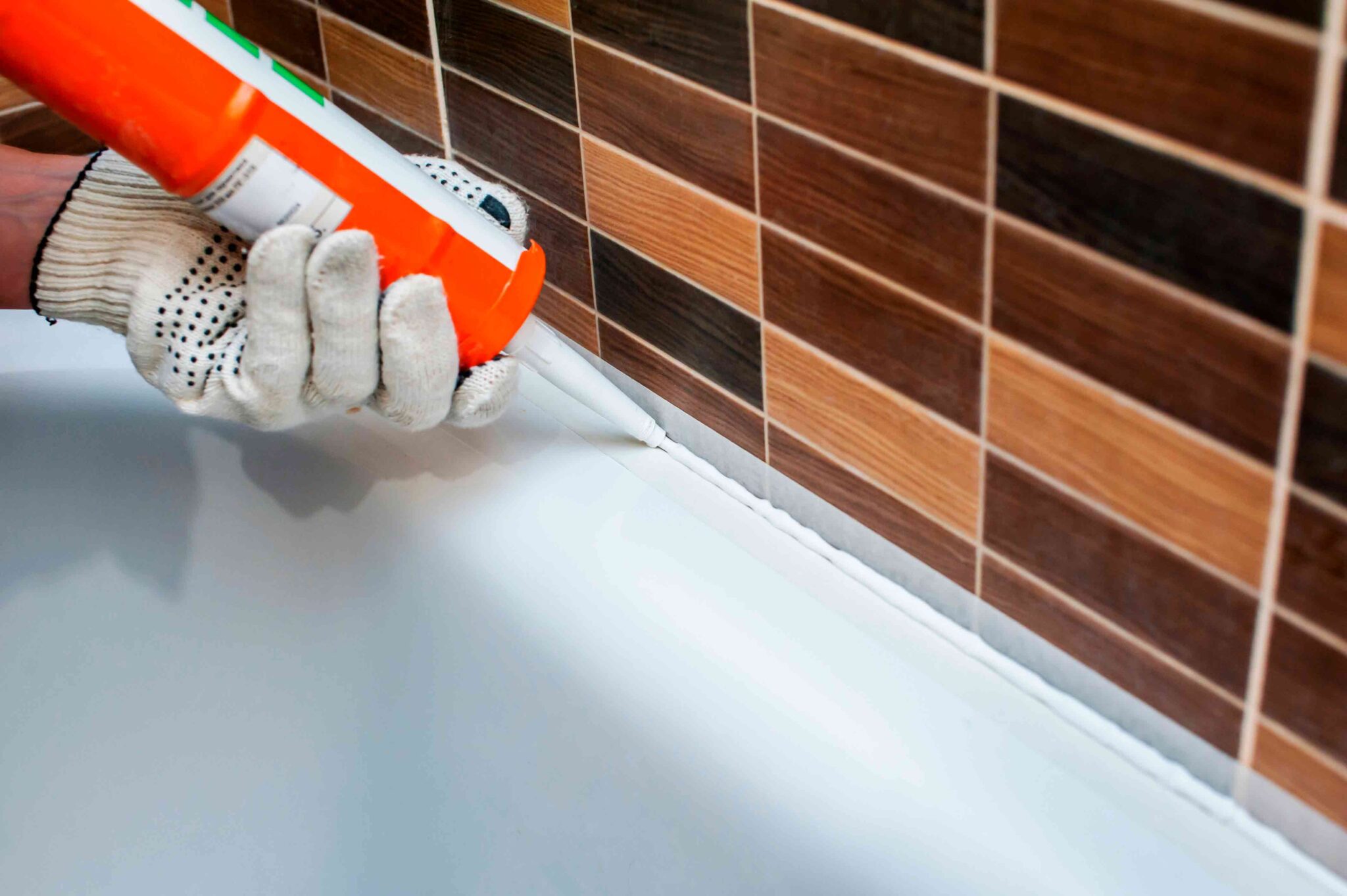 ¿Cómo sellar los azulejos de la ducha?