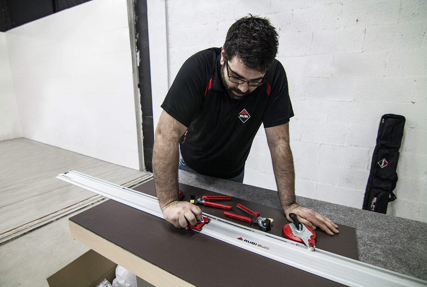 Grootformaat tegels verwerken met de speciale gereedschappen van RUBI