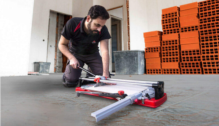 Tagliare e la posare le piastrelle in ceramica